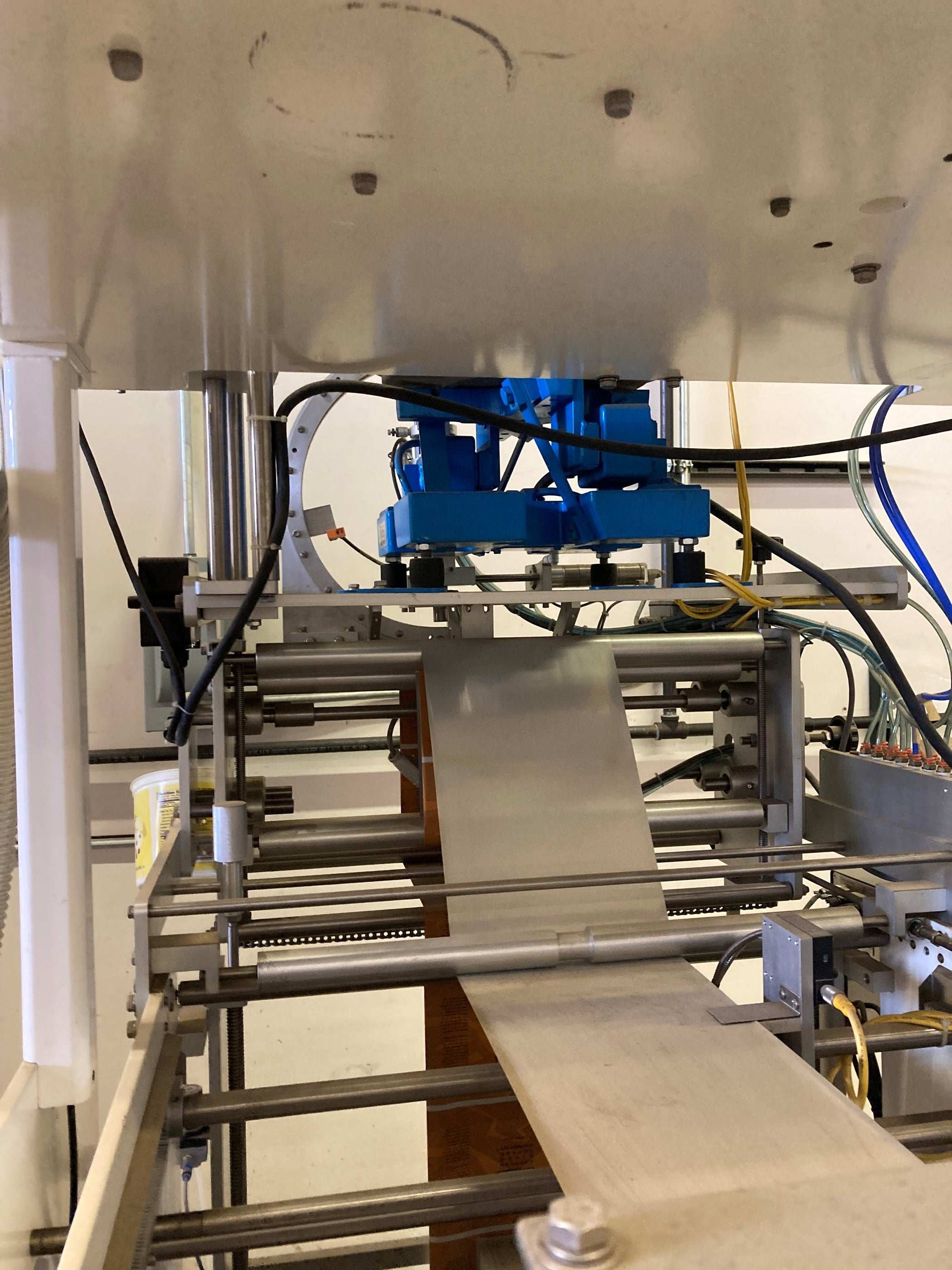 Universal Packaging Vertical Form Fill Machine: Used — CoffeeTec